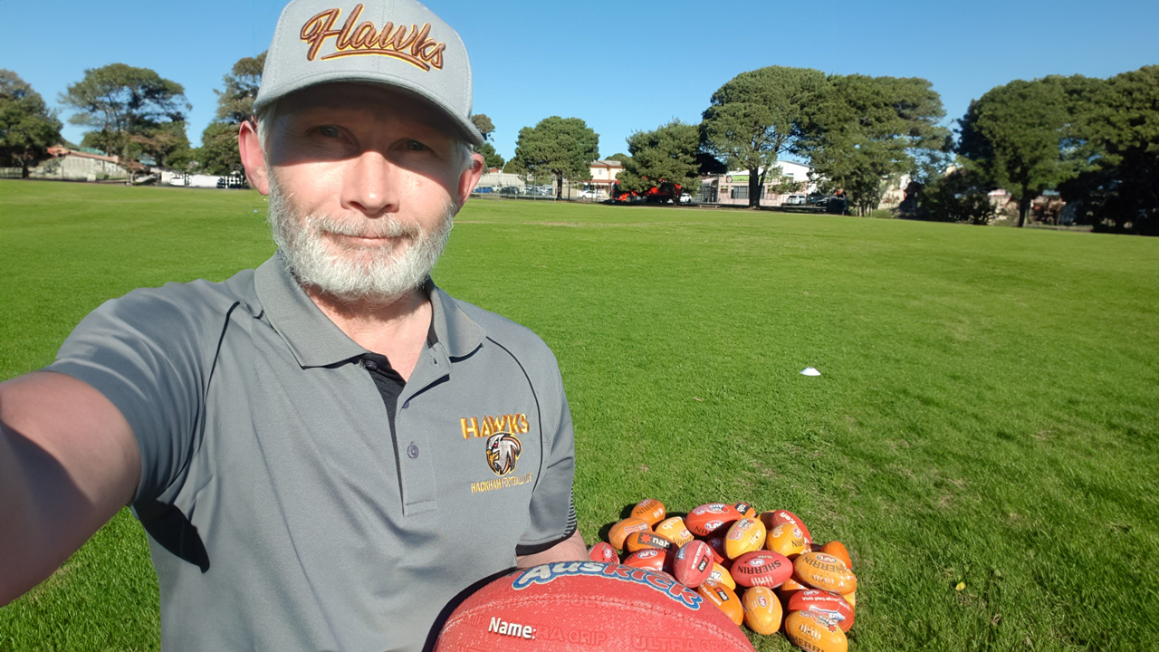 Jason's kicking goals for Hackham juniors - SANFL
